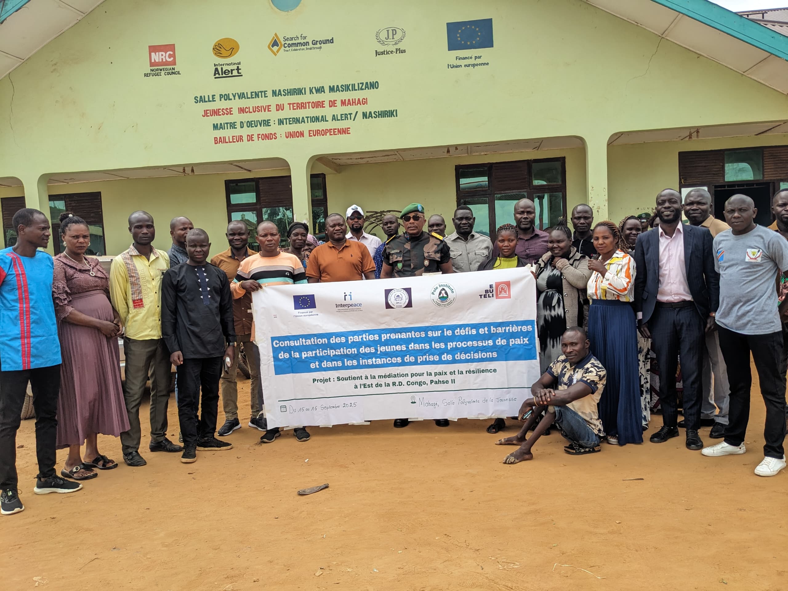 Des jeunes, des femmes et des autorités politico-administratives des ...